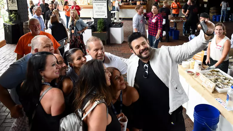 Adam Richman mat Fans