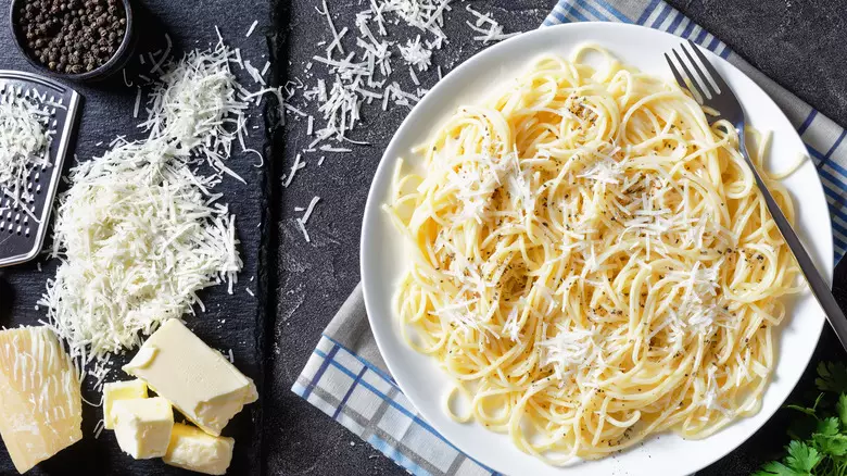 Prato e ingredientes para cacio e pepe