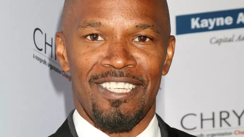 Jamie Foxx amwenyura