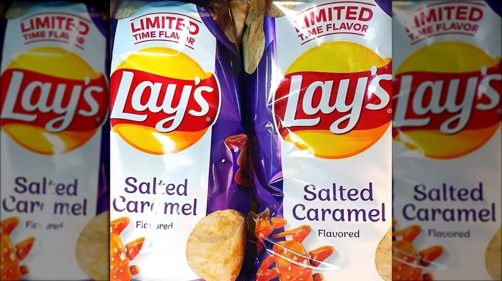 שתי שקיות של שבבי Lays Salted Caramel, שקיות סגולות עם טקסט