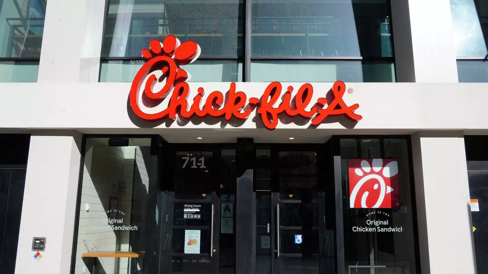 Chick-fil-A storefront podnevi