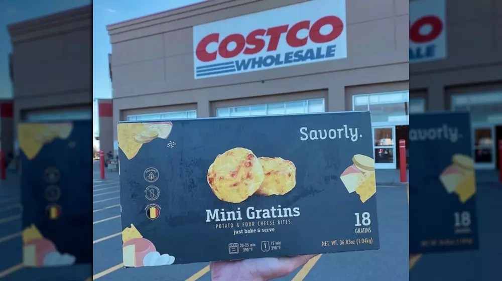 Mini gratīna kodumi Costco zīmes priekšā