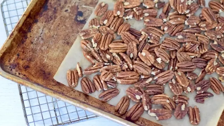 toasted pecans a kan takardar kwanon rufi don kek ɗin cakulan Jamus